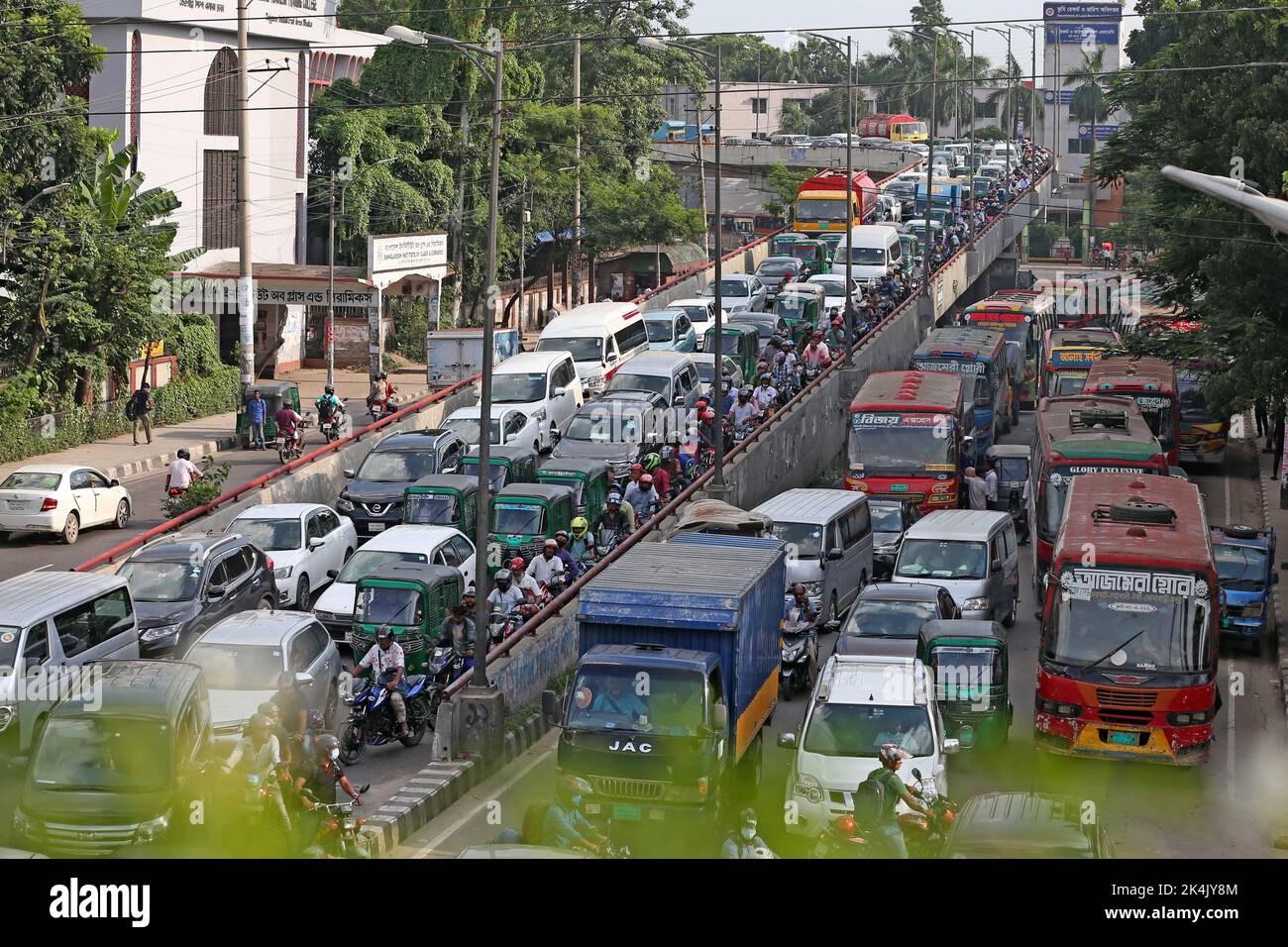 Busses in queue hi-res stock photography and images - Alamy
