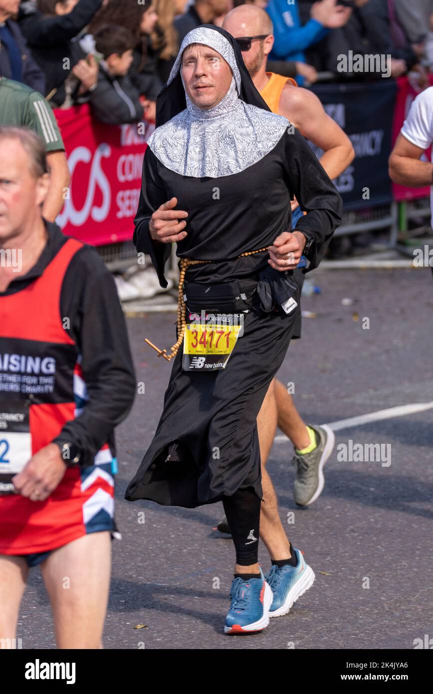 Mark Nelson running in the TCS London Marathon 2022, on Tower Hill road ...