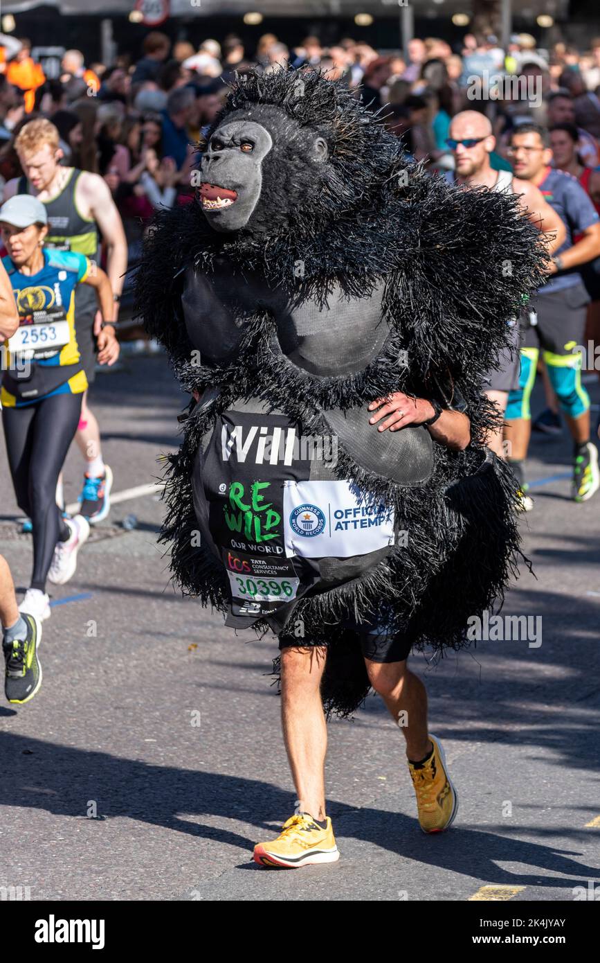 Will Highfield running in the TCS London Marathon 2022, on Tower Hill ...