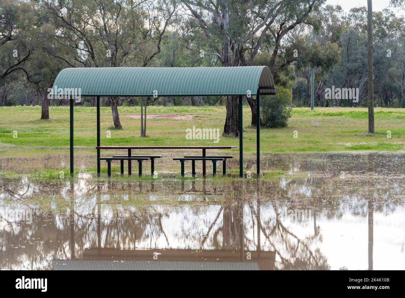 September 26, 2022 Nyngan, NSW, Australia: The Bogan River in flood has ...