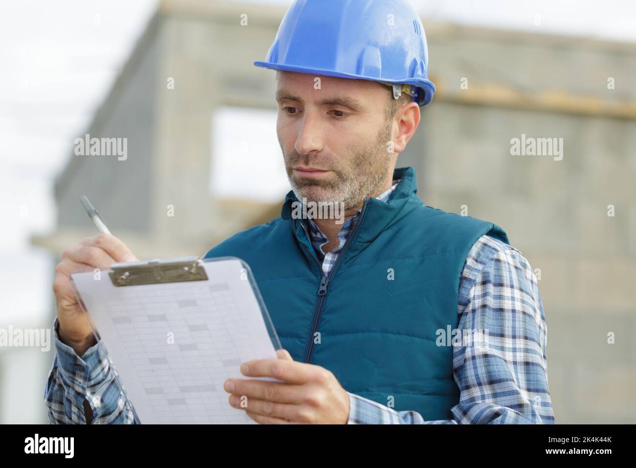 a worker using a clipboard Stock Photo - Alamy