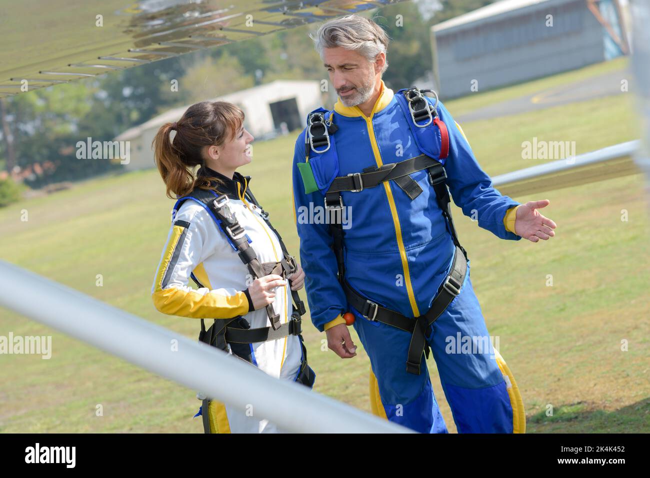 Tandem parachutists hi-res stock photography and images - Alamy