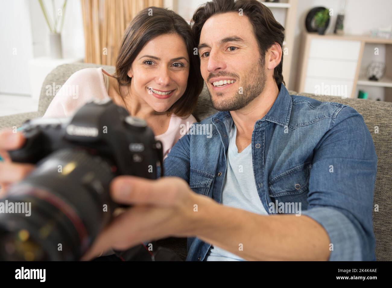 Teenager friends looking photo hi-res stock photography and images - Alamy