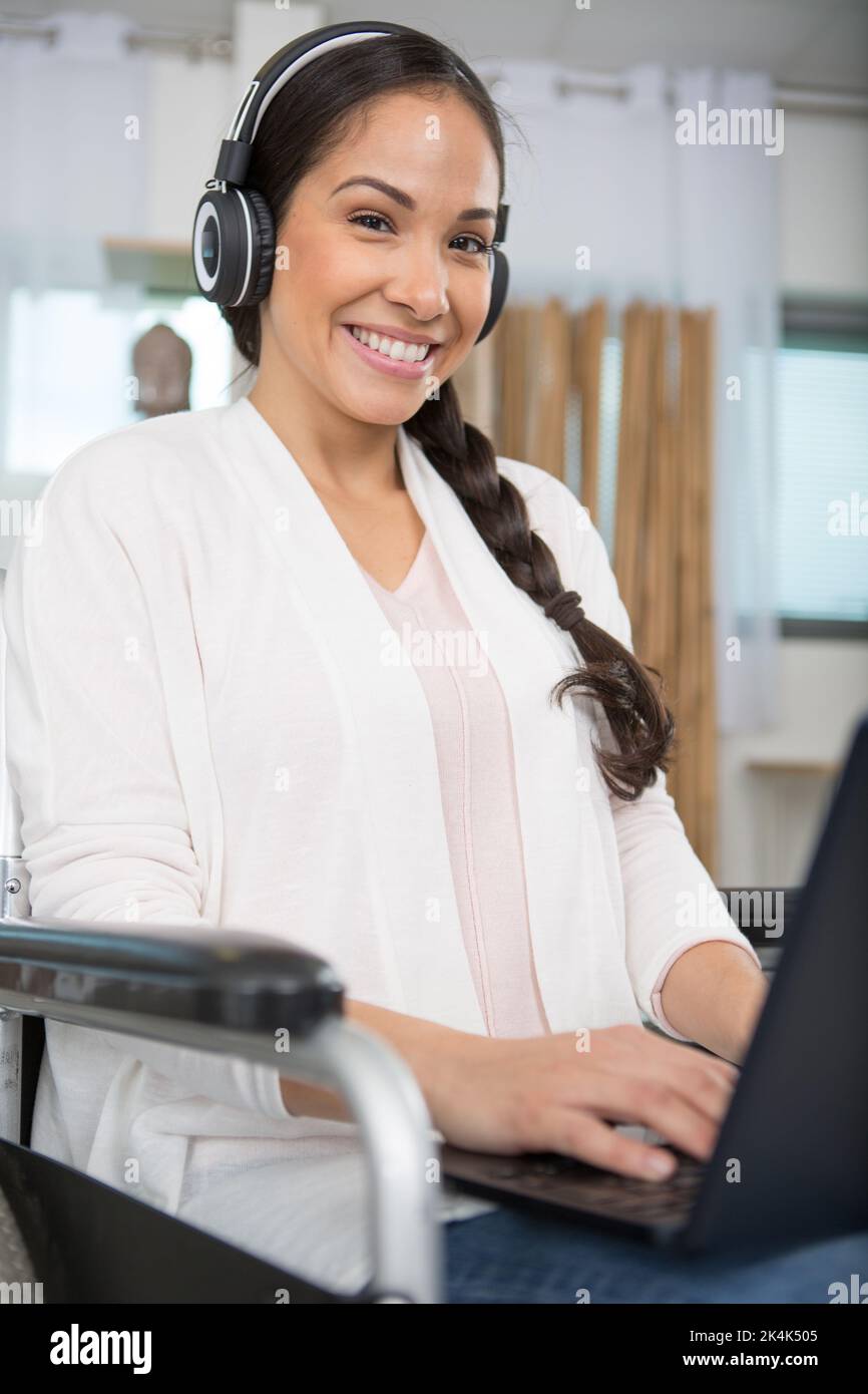 disabled woman with laptop on wheelchair Stock Photo - Alamy