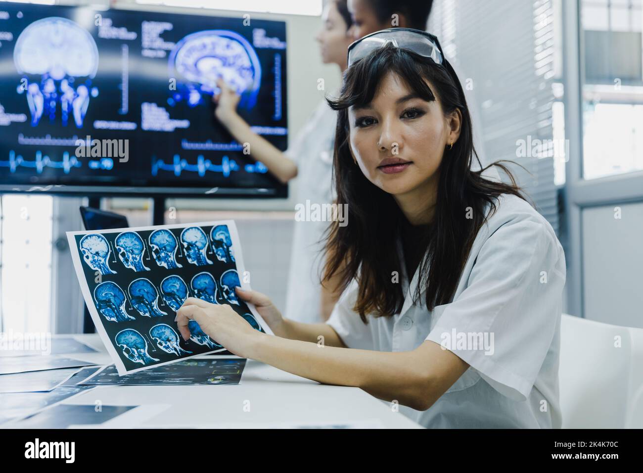 Woman doctor sharing test results hi-res stock photography and images ...