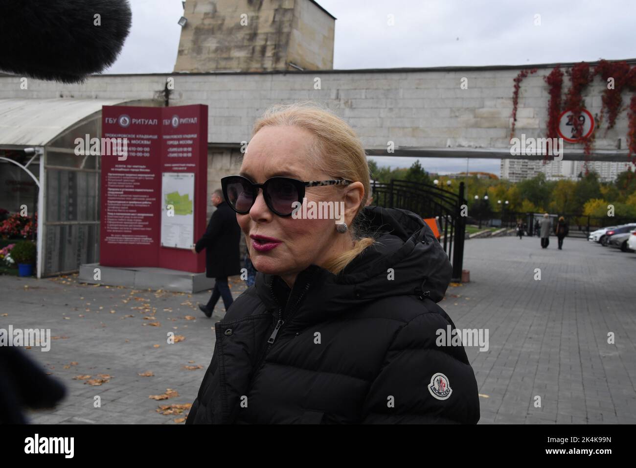 Moscow. Nellie Kobzon during the funeral of the artist Boris Moiseyev ...