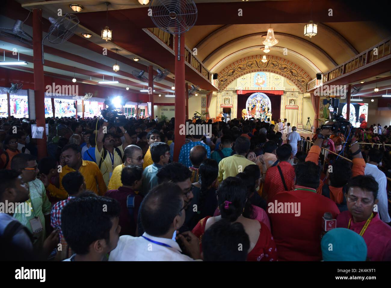 Kolkata, India. 02nd Oct, 2022. Devotees visit the Belur Math and watch ...
