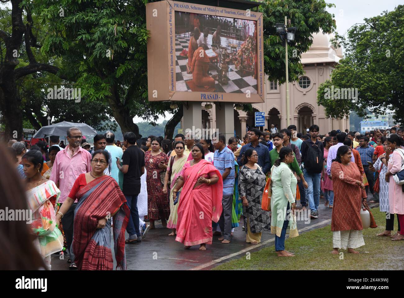 Kolkata, India. 02nd Oct, 2022. Devotees visit the Belur Math and watch ...