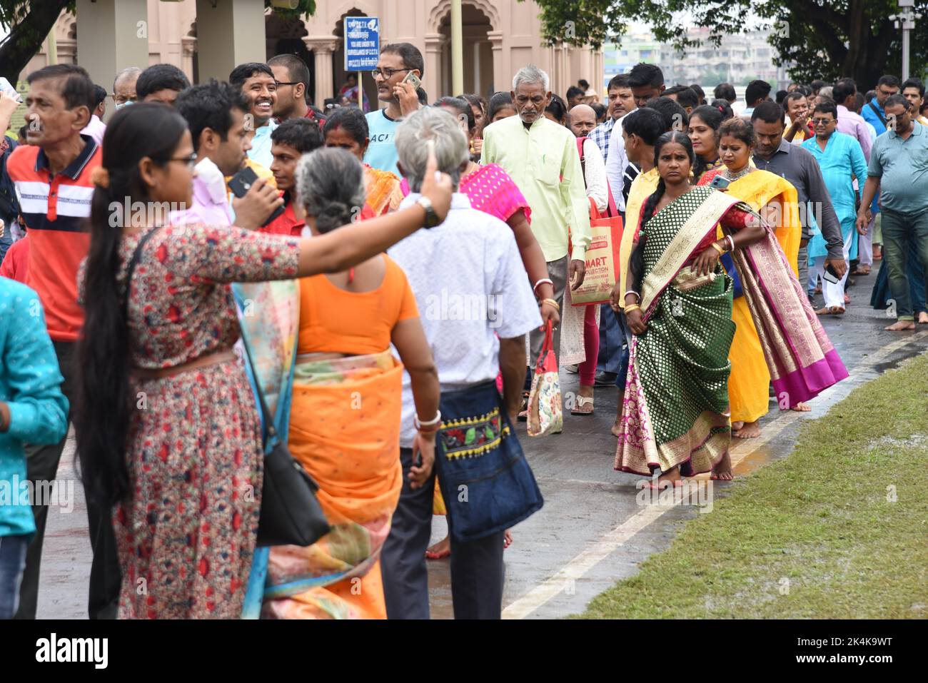 Kolkata, India. 02nd Oct, 2022. Devotees visit the Belur Math and watch ...