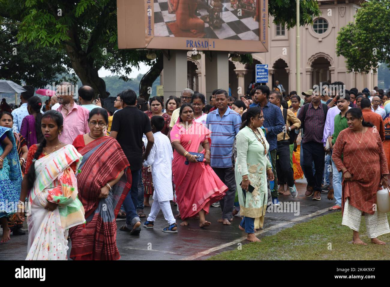 Kolkata, India. 02nd Oct, 2022. Devotees visit the Belur Math and watch ...