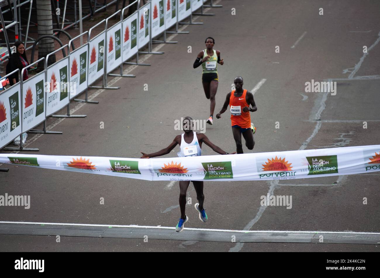 Kenian runner Edwin Soi wins the 21k male race with a time of 1:05:27 ...