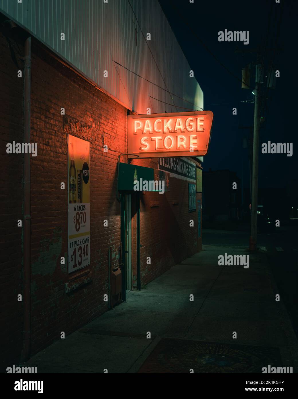 Dillons Package Store vintage neon sign at night, Holyoke ...