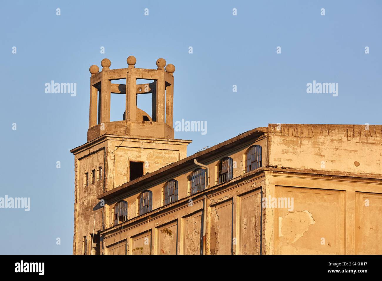 Old industrial building exterior hi-res stock photography and images ...