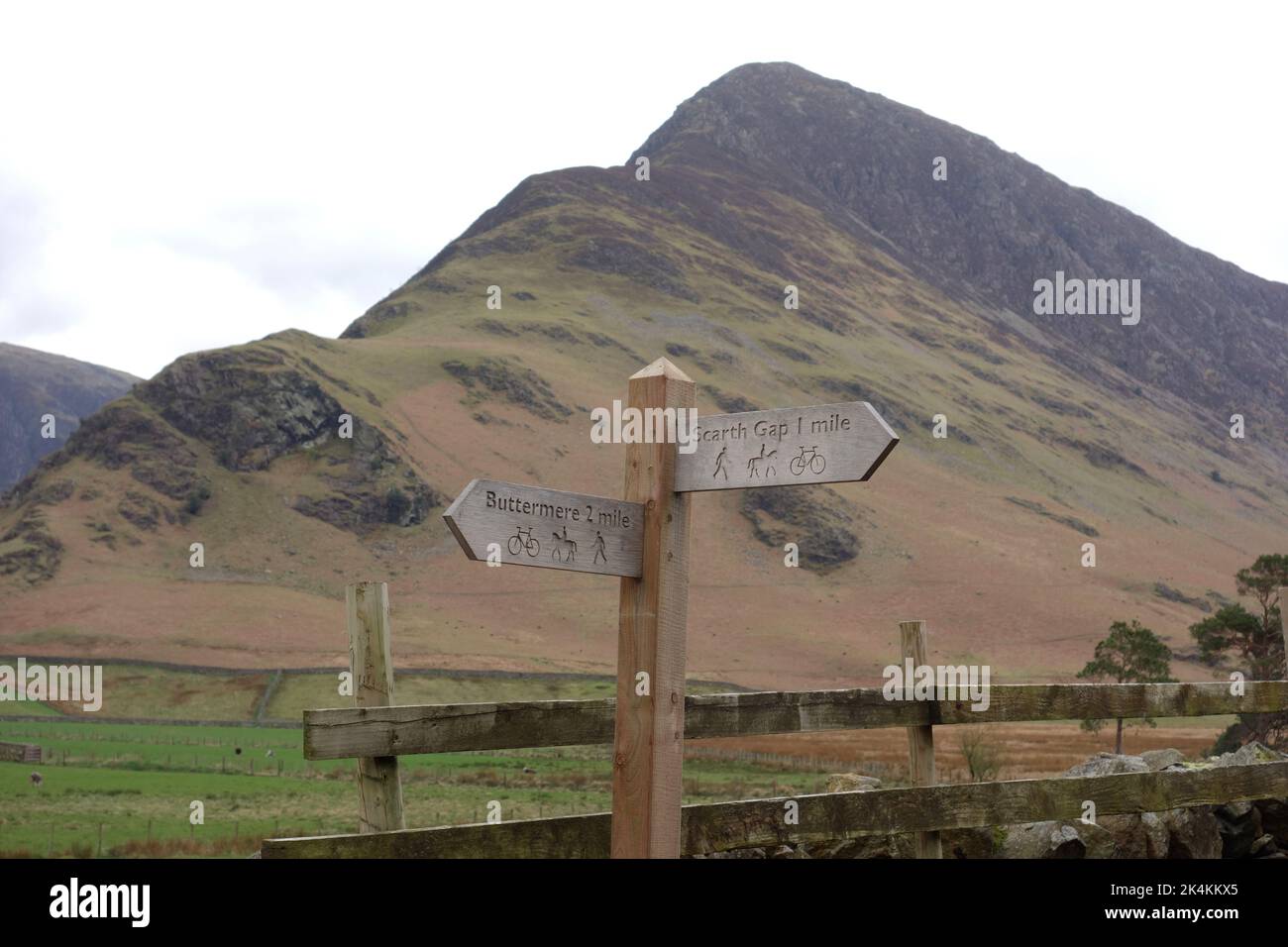 Wooden Signpost to Buttermere & Scarth Gap with the Wainright Fleetwith ...