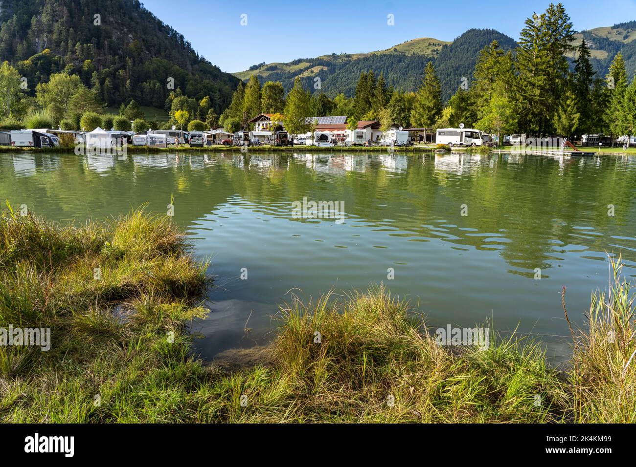 Campingplatz am Ufer des Walchsee, Tirol, Österreich | campsite on lake ...