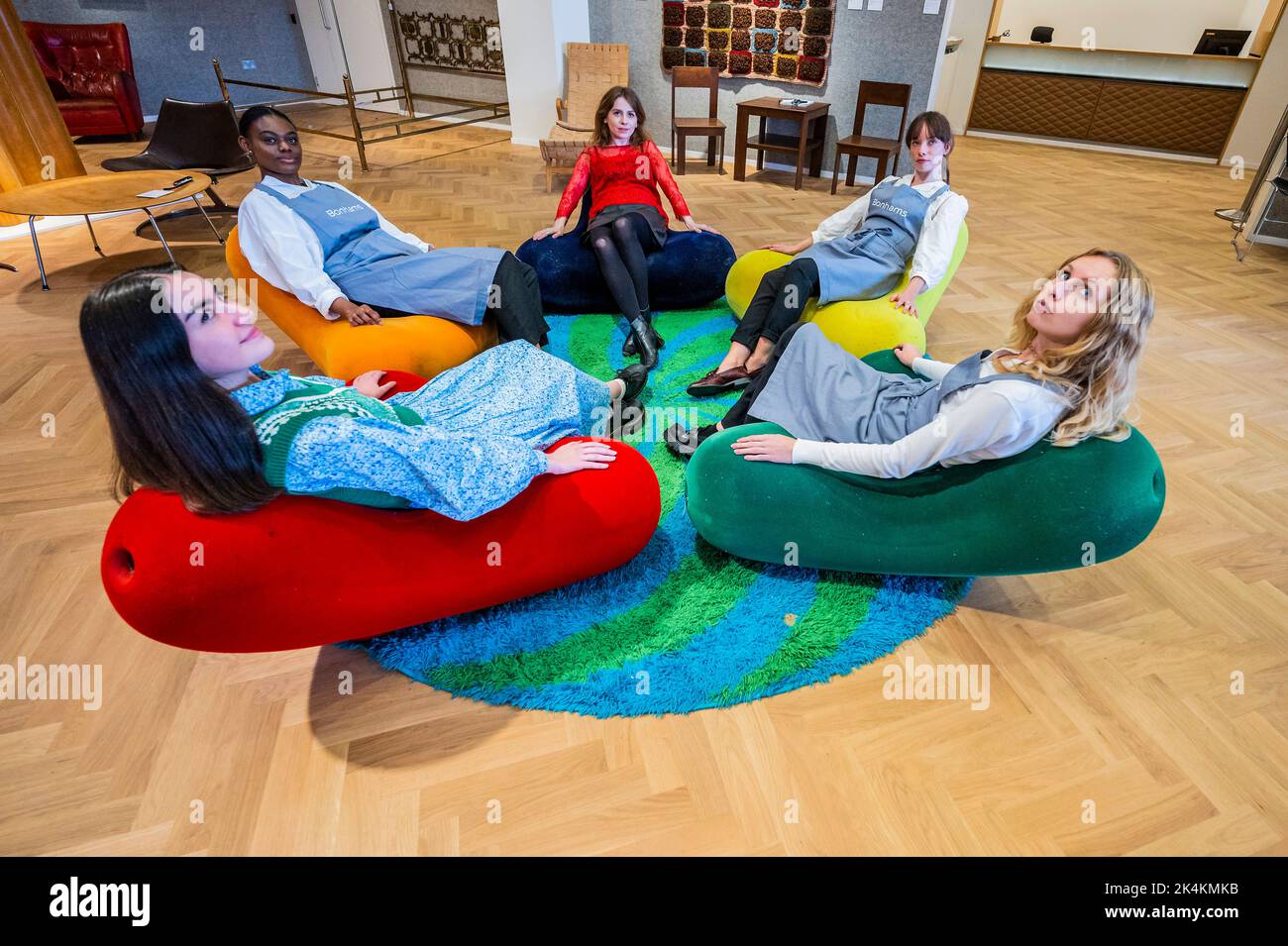 London, UK. 3rd Oct, 2022. Marc Newson, five 'Bucky' chairs, designed ...