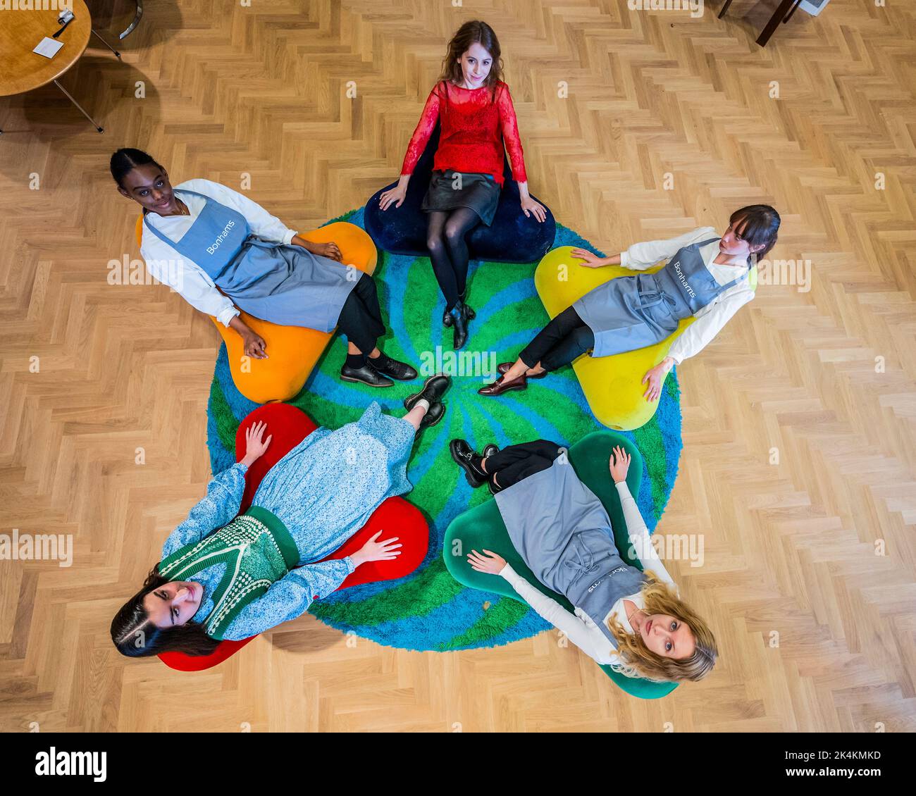 London, UK. 3rd Oct, 2022. Marc Newson, five 'Bucky' chairs, designed ...