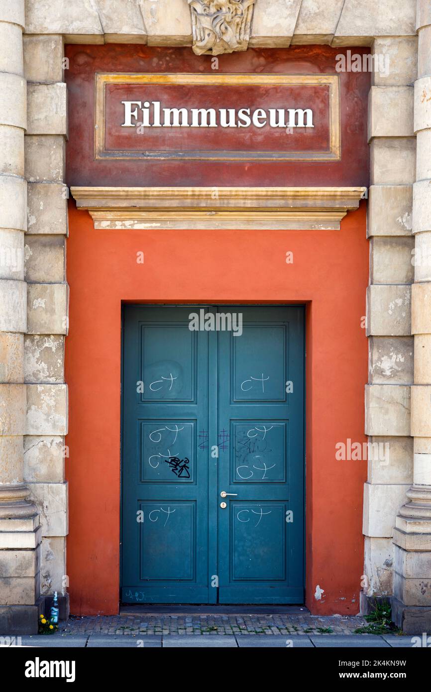 Museum of side hi-res stock photography and images - Alamy