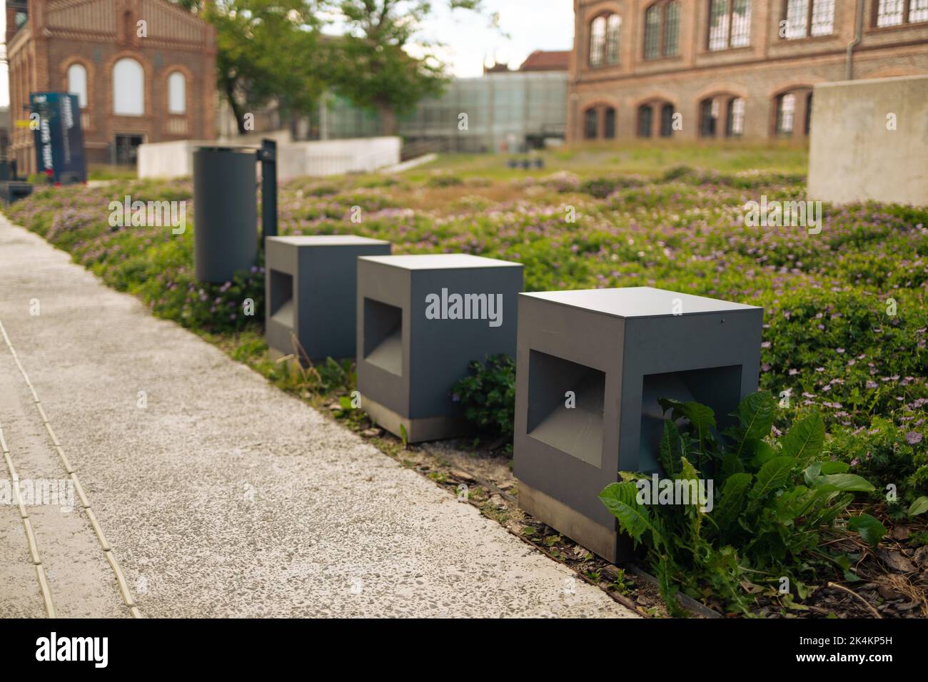 Concrete benches hi-res stock photography and images - Alamy