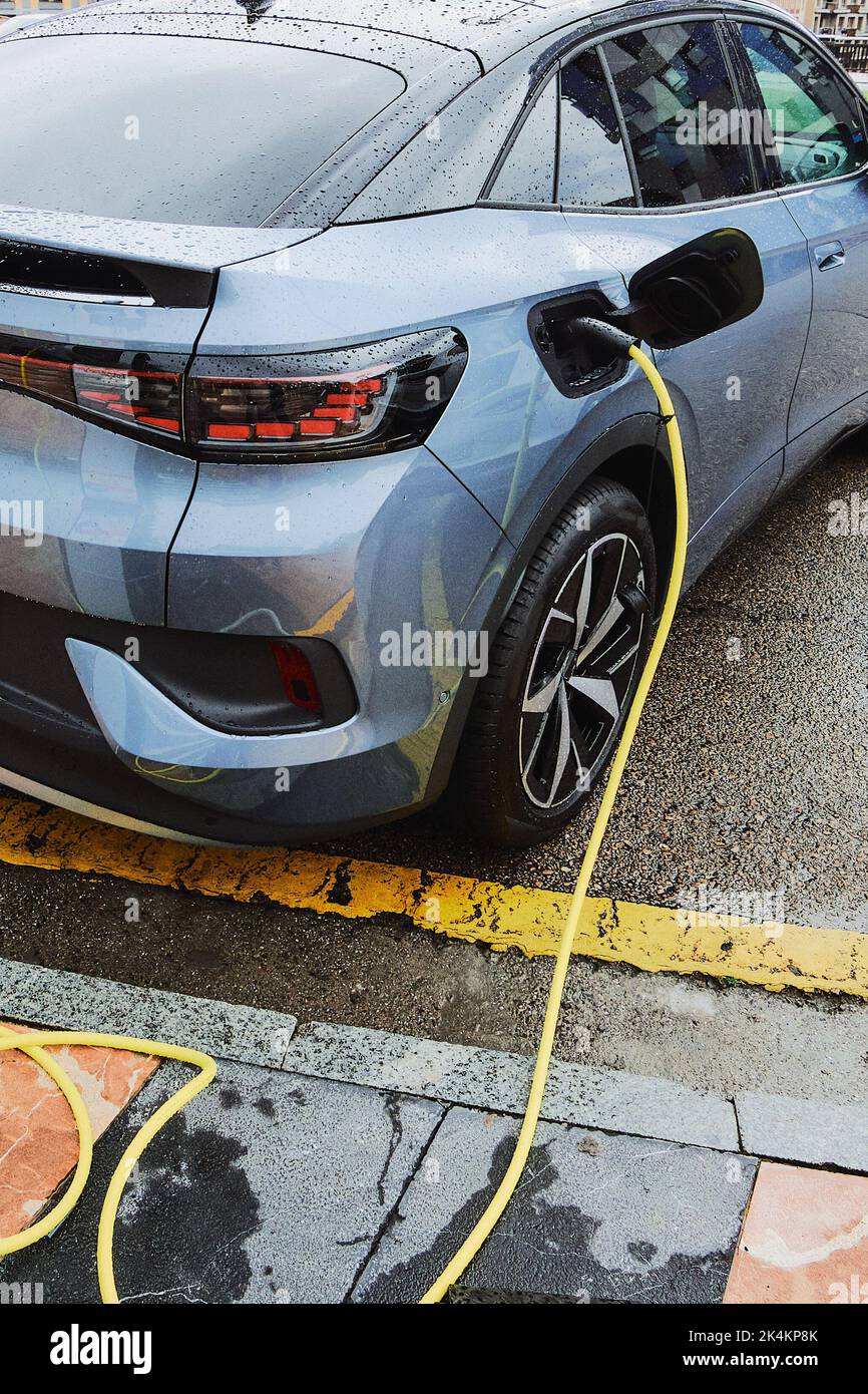 Loading a electric car hi-res stock photography and images - Alamy