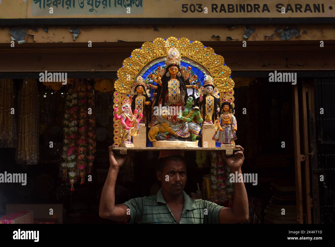Kolkata, India. 30th Sep, 2022. September 30, Kolkata, India: Porters ...
