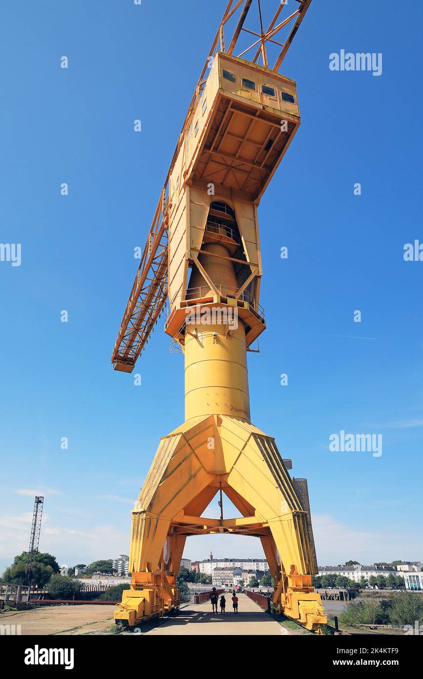 Giant cranes hi-res stock photography and images - Alamy