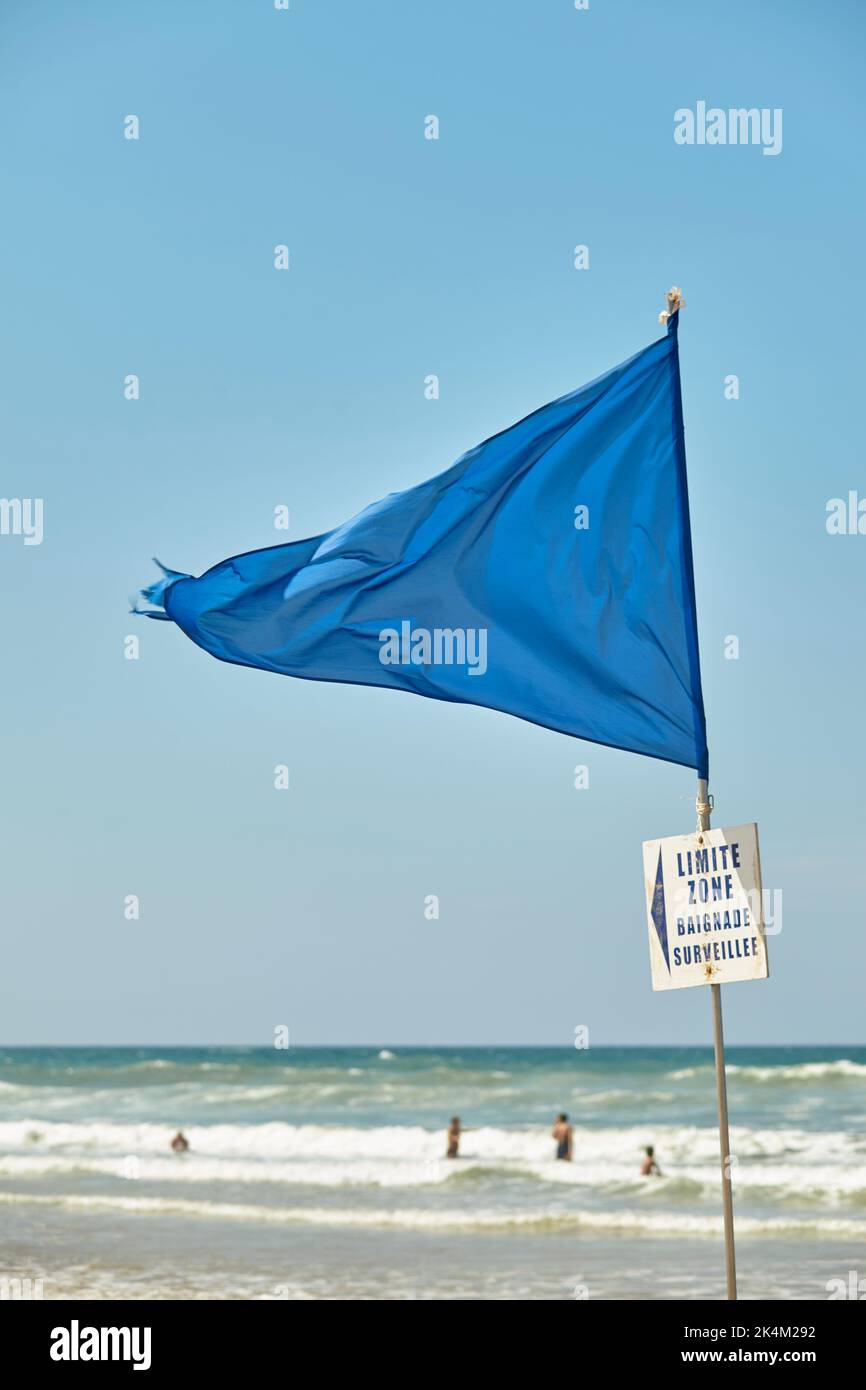 Blue flag showing supervised bathing area limit (limite zone baignade ...