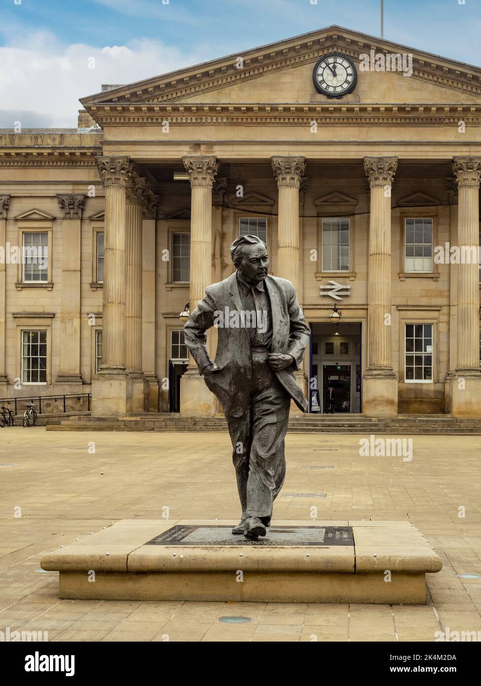 Bronze statue of Harold Wilson by socialist sculptor Ian Walters ...