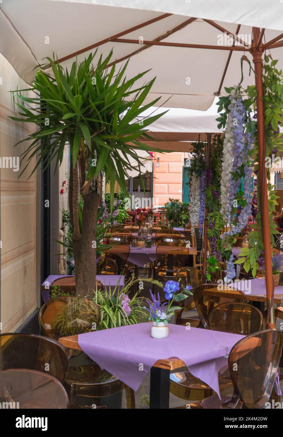 Empty tables and chairs at a Rapallo restaurant, Northern Italy ITA. September 2022 Stock Photo ...