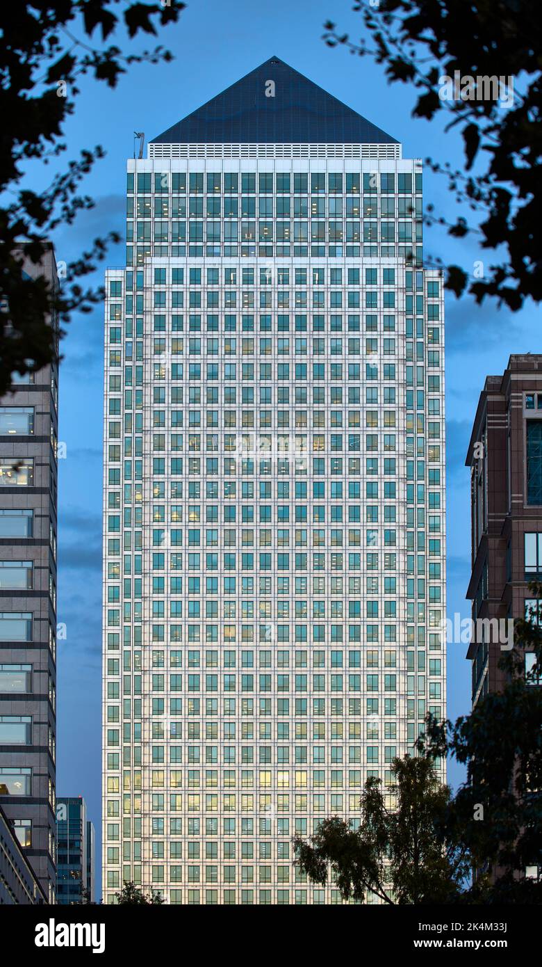 One Canada Tower a commercial skyscraper Canary Wharf designed by César ...