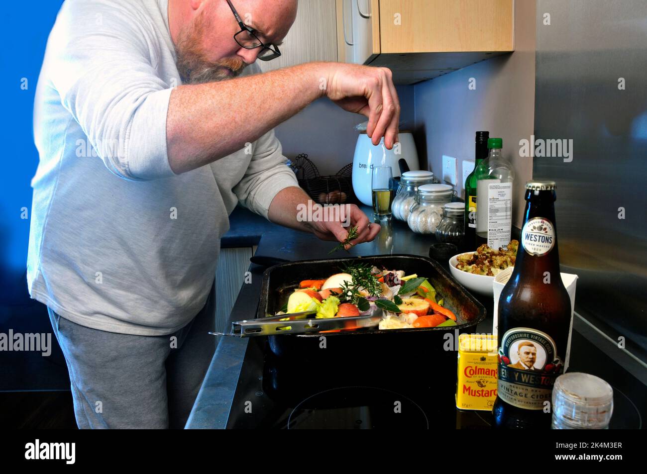 Cost of living crisis beer prices hi-res stock photography and images ...