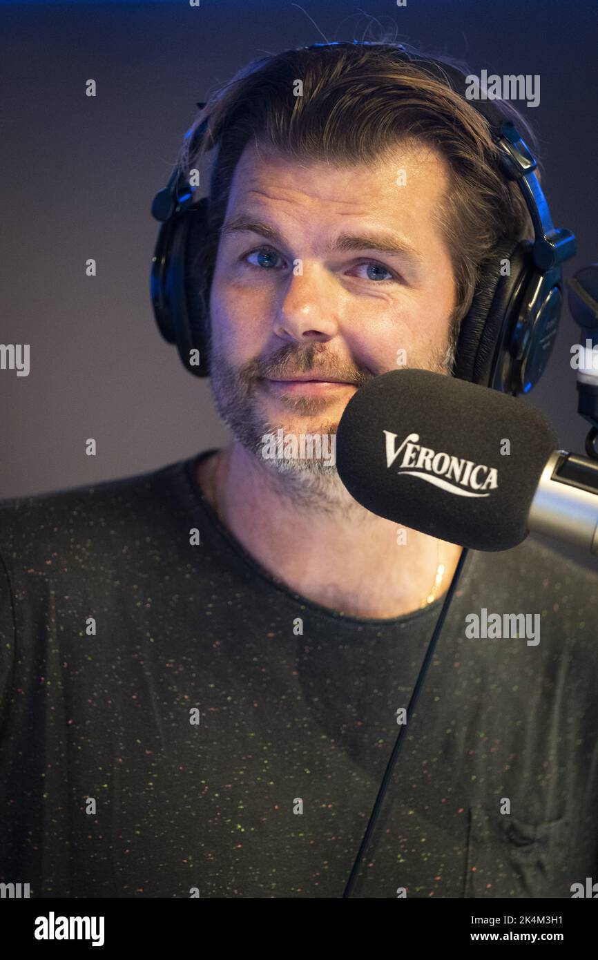 2022-10-03 16:58:48 HILVERSUM - DJ Sander Lantinga in the studio of ...