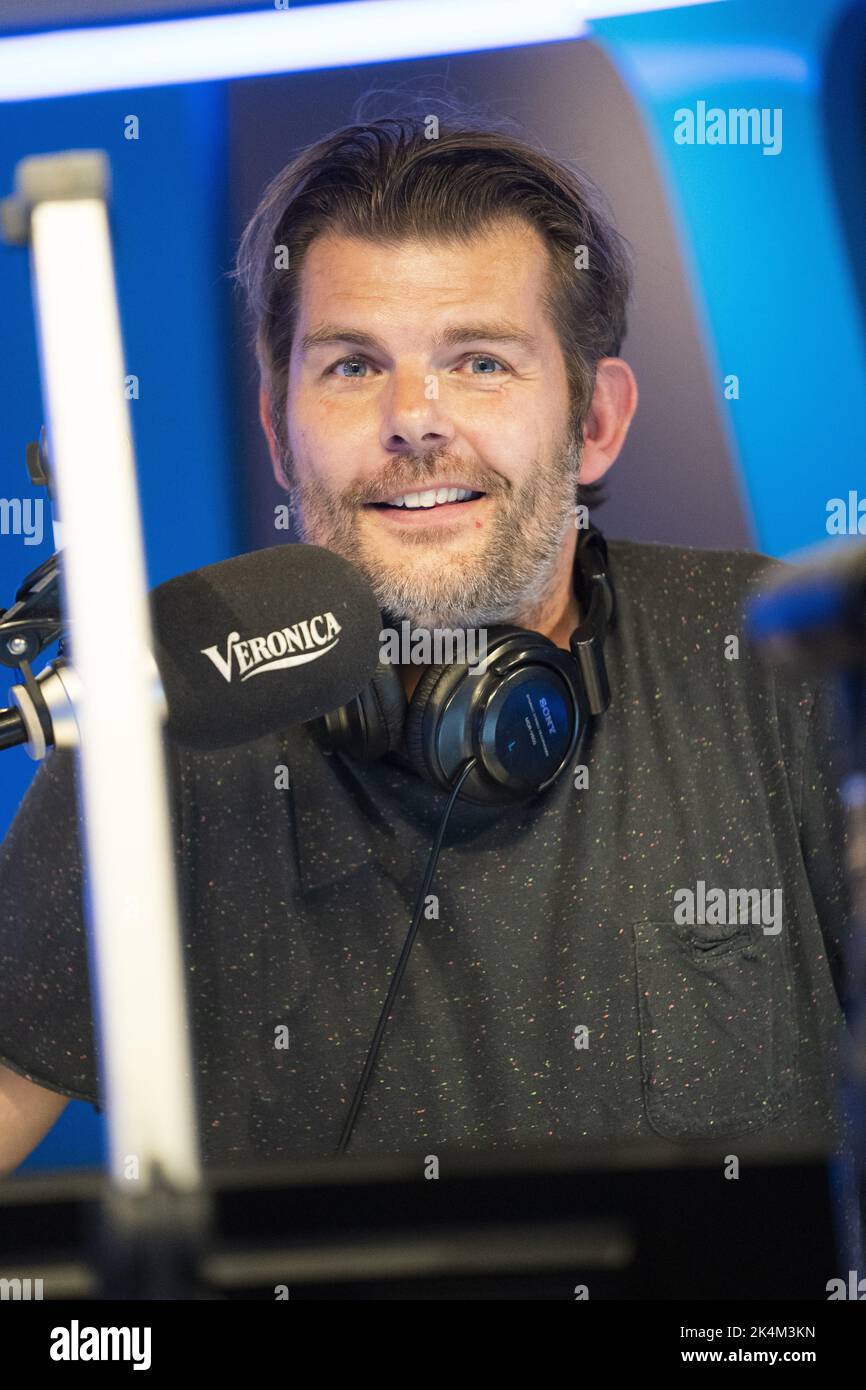 2022-10-03 16:58:30 HILVERSUM - DJ Sander Lantinga in the studio of ...