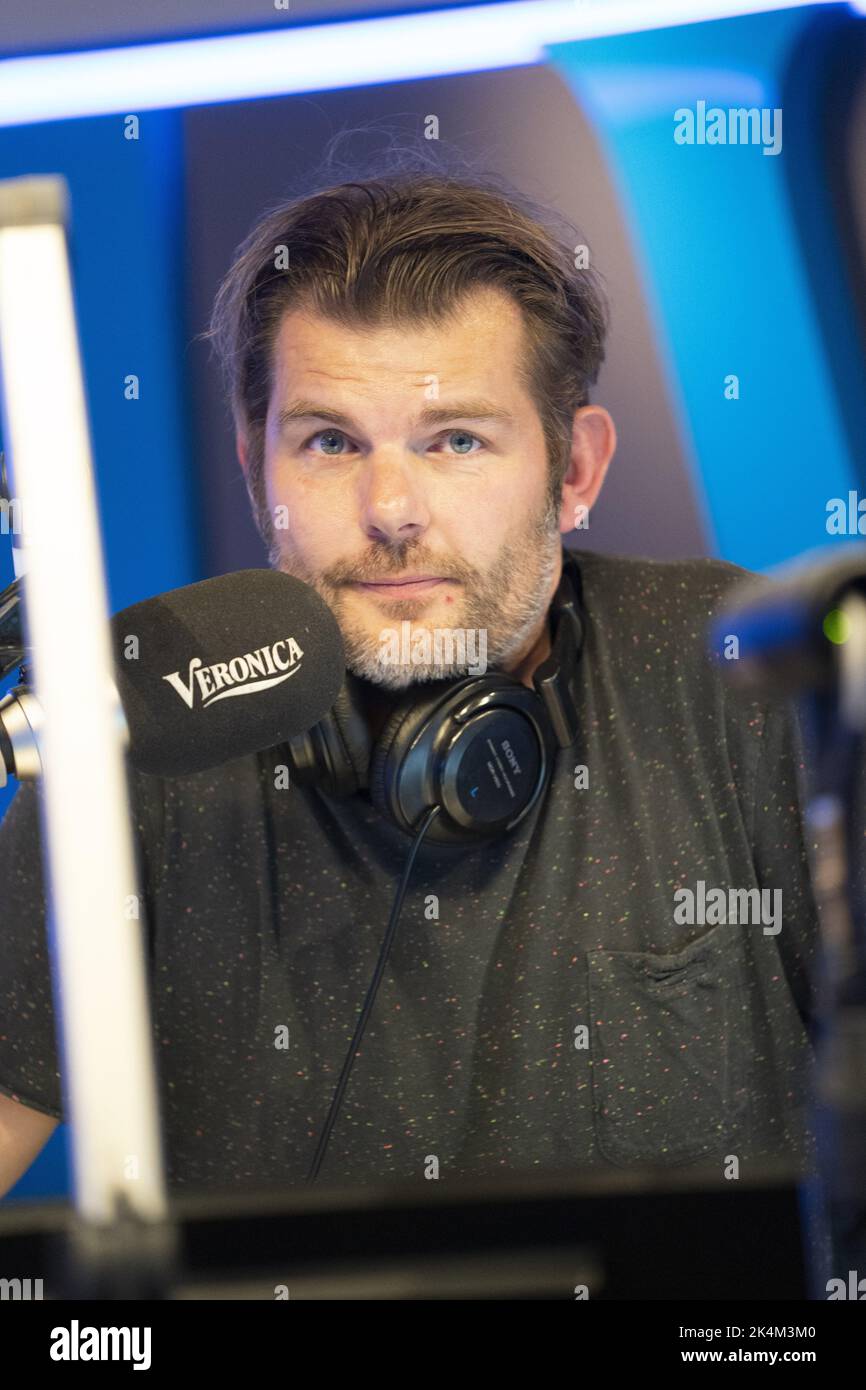 2022-10-03 16:58:25 HILVERSUM - DJ Sander Lantinga in the studio of ...