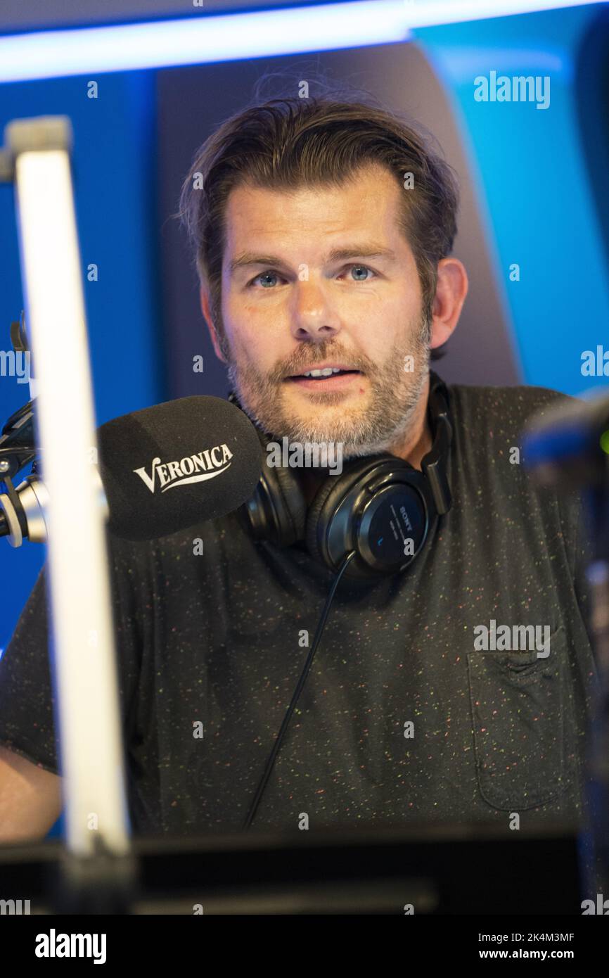 2022-10-03 16:58:22 HILVERSUM - DJ Sander Lantinga in the studio of ...