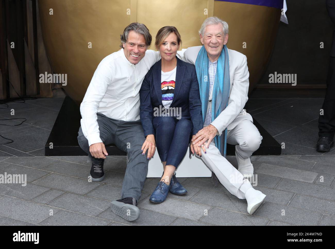 London, UK. John Bishop, Mel Giedroyc and Ian McKellen at a photocell ...