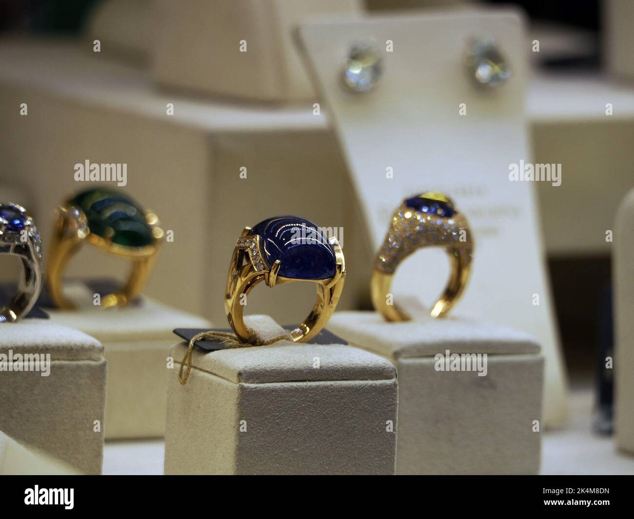 gold jewels in ponte vecchio florence shops windows Stock Photo - Alamy