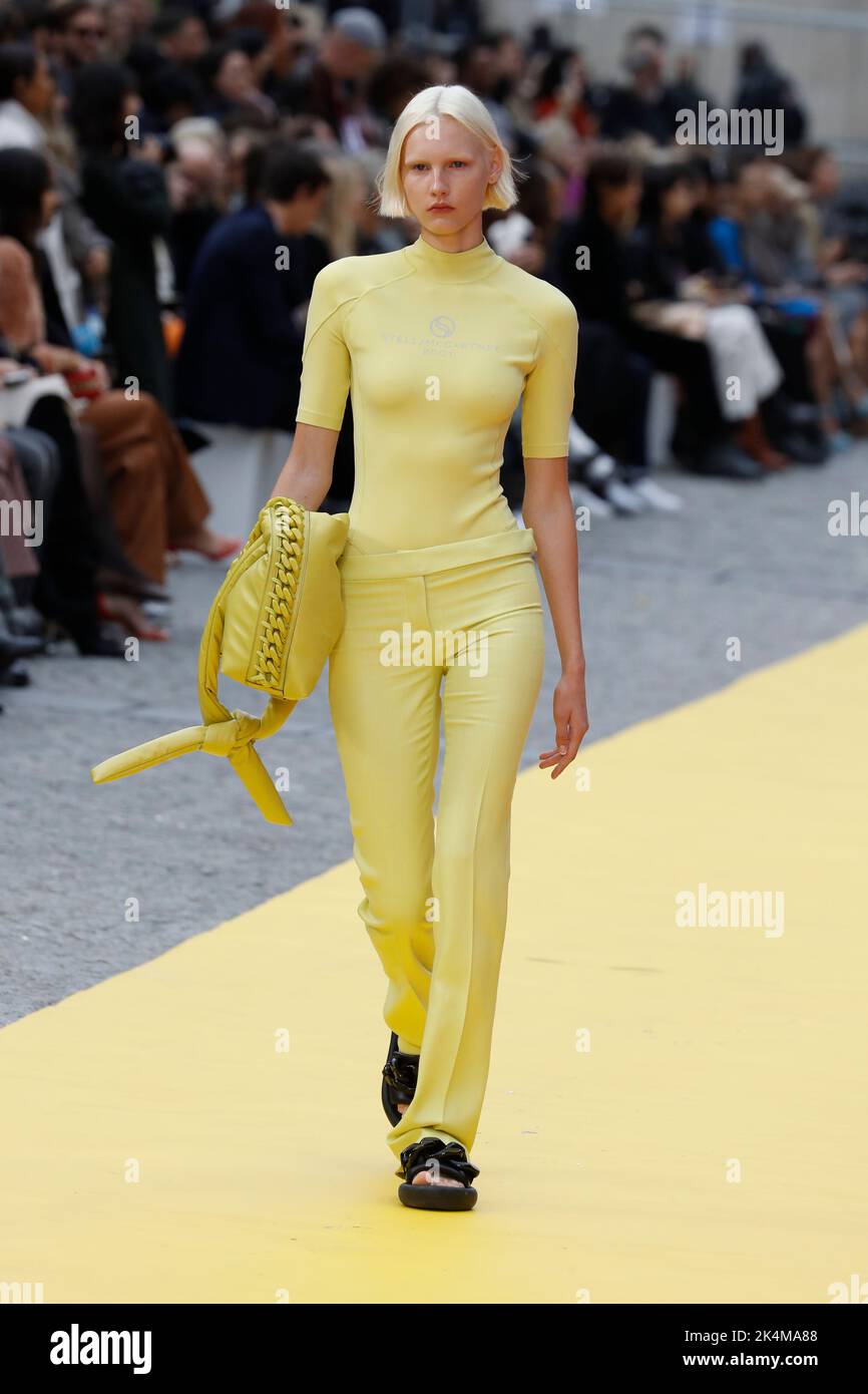 Paris, France, October 3, 2022. Model Elisa Nijman walks on the runway ...