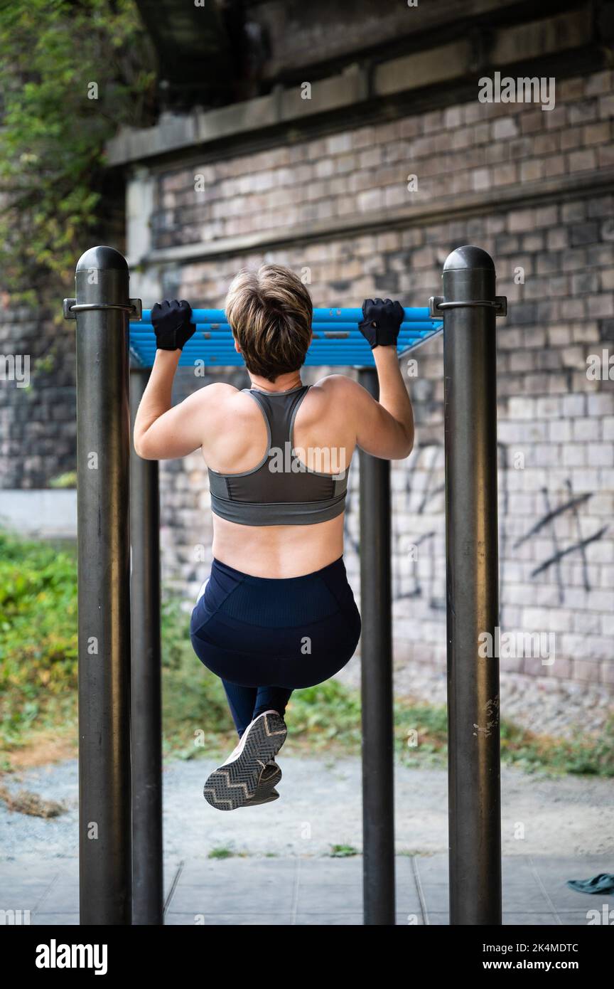 Woman pull ups exercise hi-res stock photography and images - Alamy