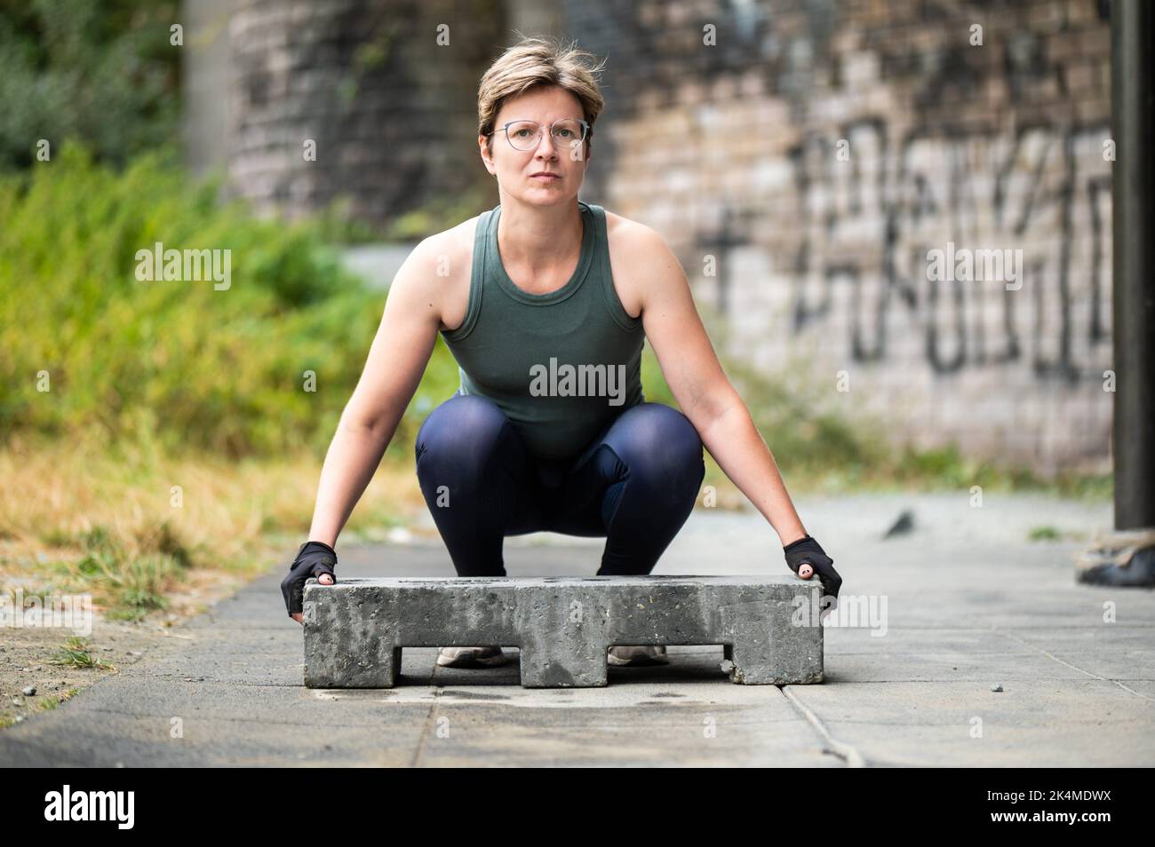 Lifting sport hi-res stock photography and images - Alamy