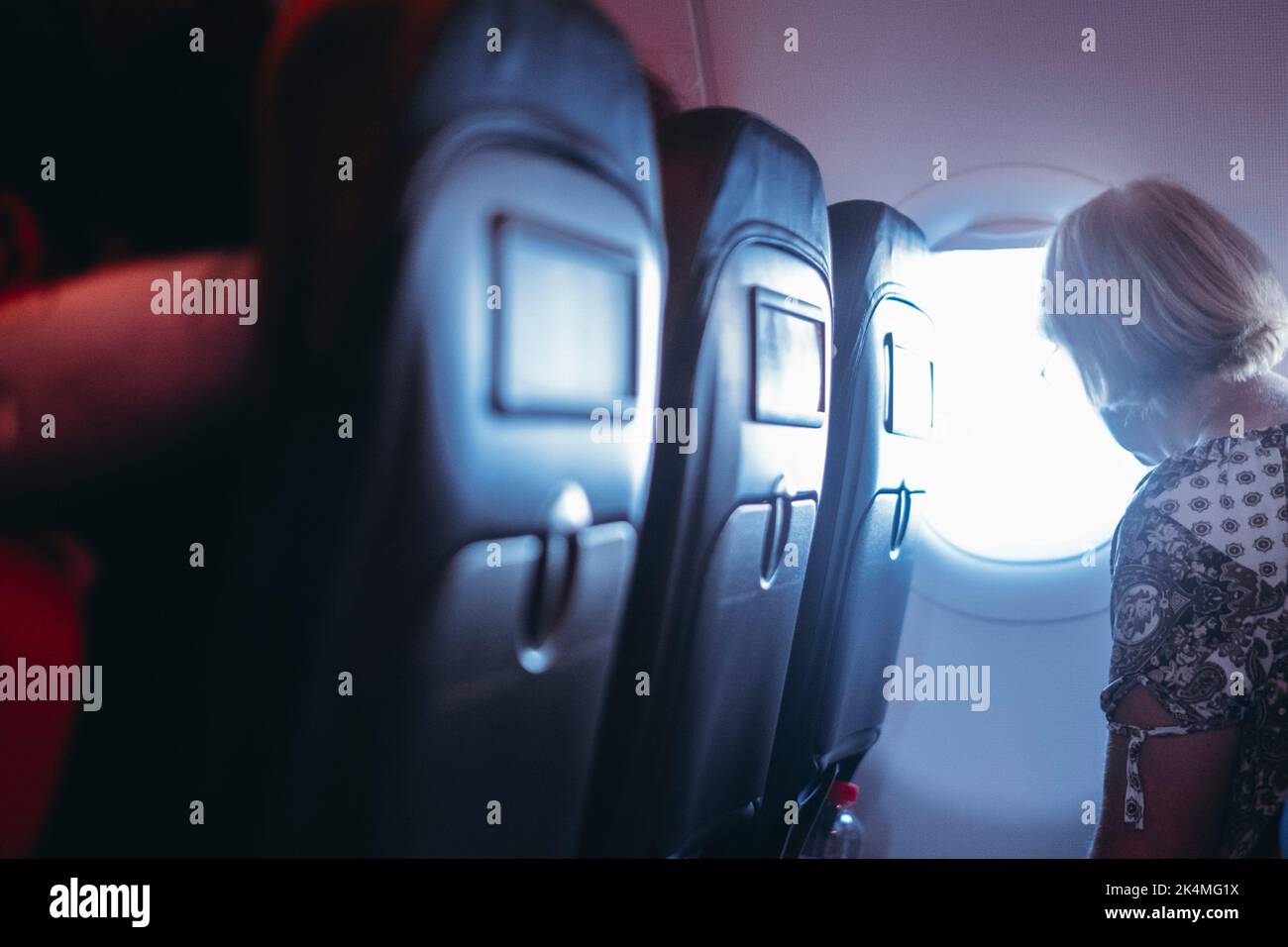 Looking outside of airplane window hi-res stock photography and images ...