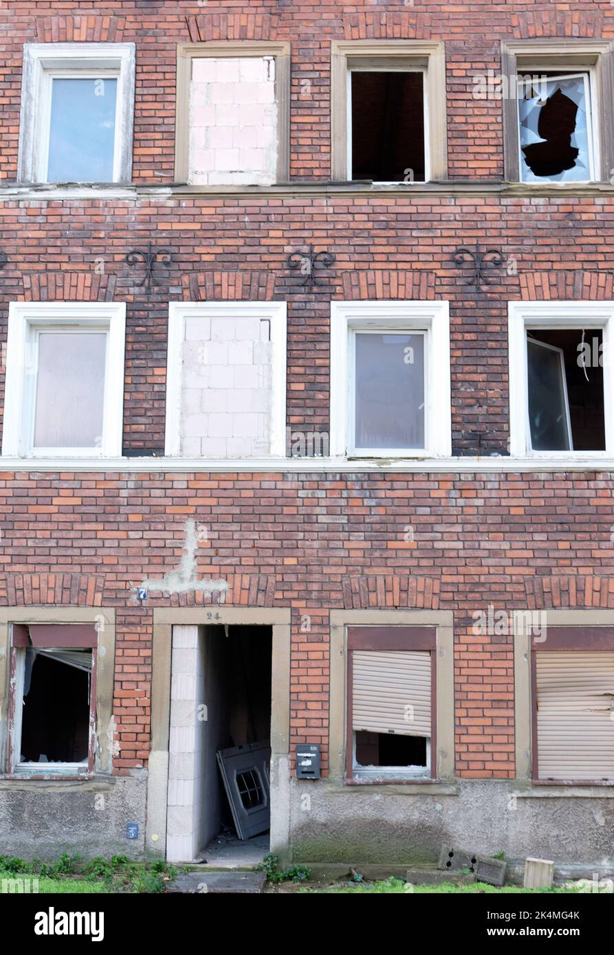 Symbolic image: Abandoned. empty, past, broken: neglected brick house ...