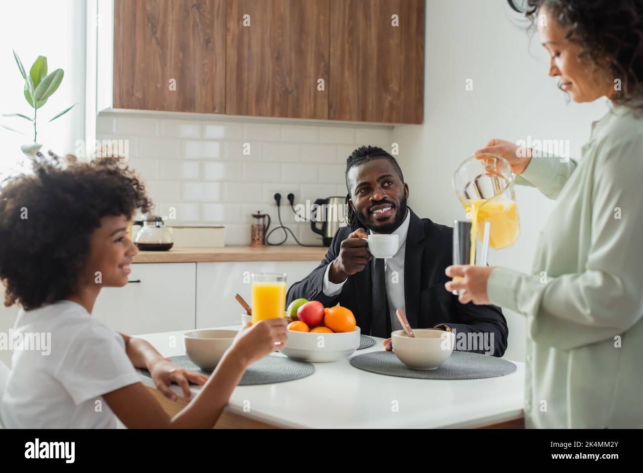 Smiling black girl pouring hi-res stock photography and images - Alamy