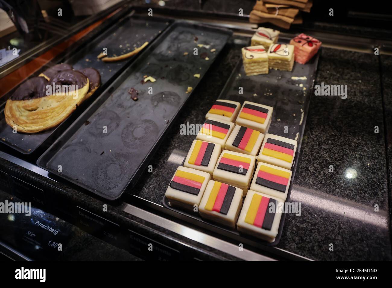 Leipzig, Germany. 03rd Oct, 2022. Mini-cakes with a black-red-gold flag ...