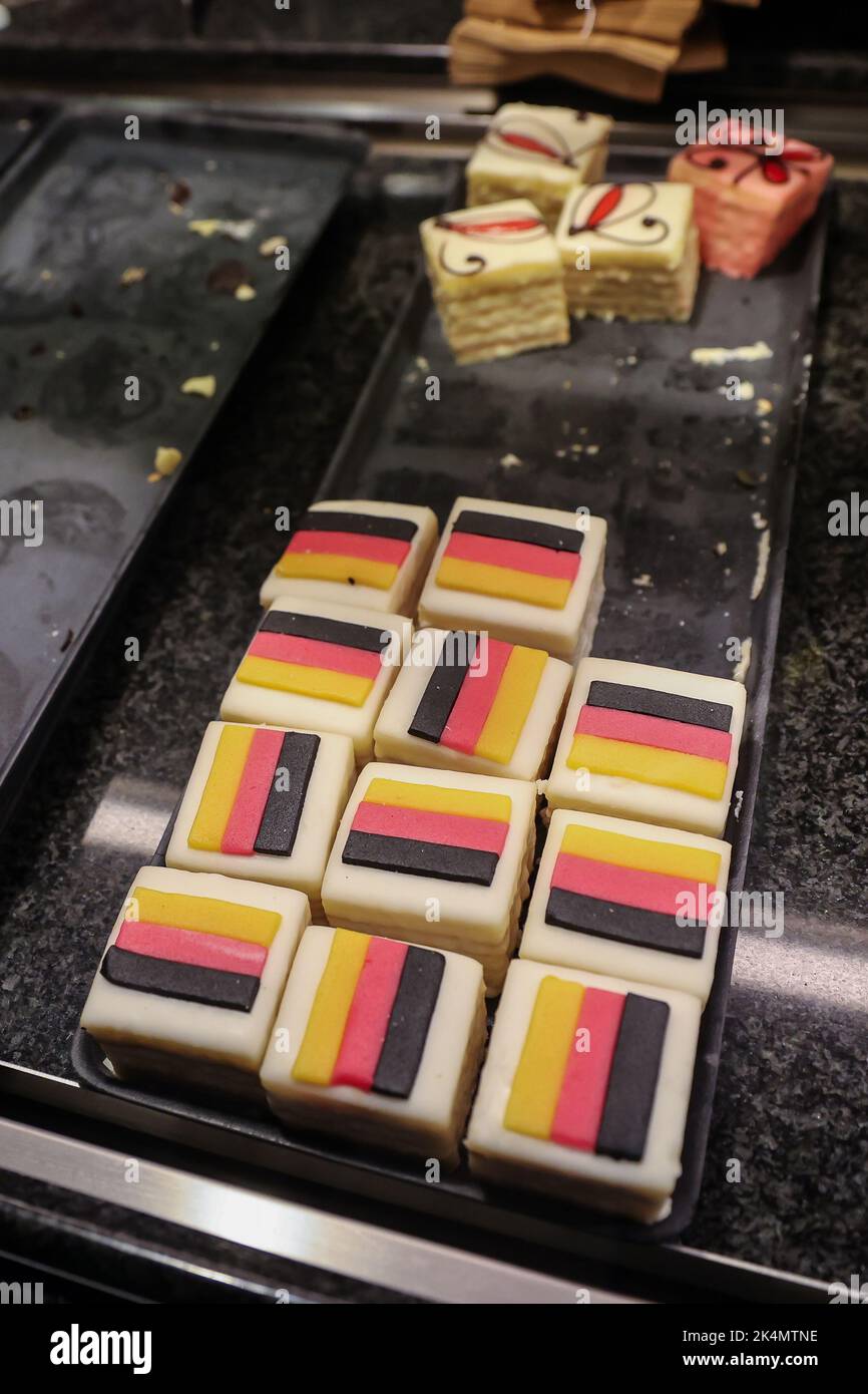 Leipzig, Germany. 03rd Oct, 2022. Mini-cakes with a black-red-gold flag ...