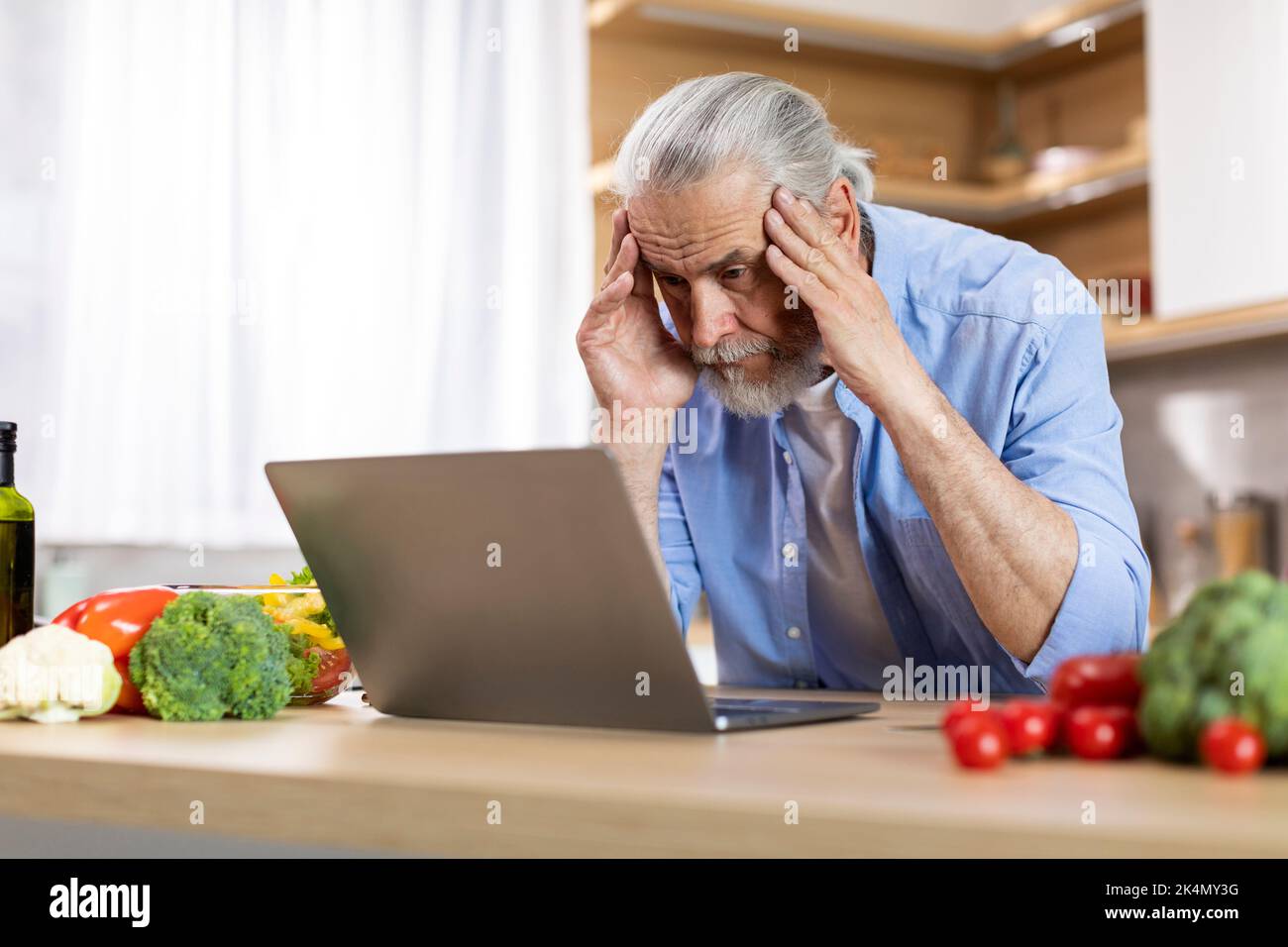 Old man confused computer hi-res stock photography and images - Alamy