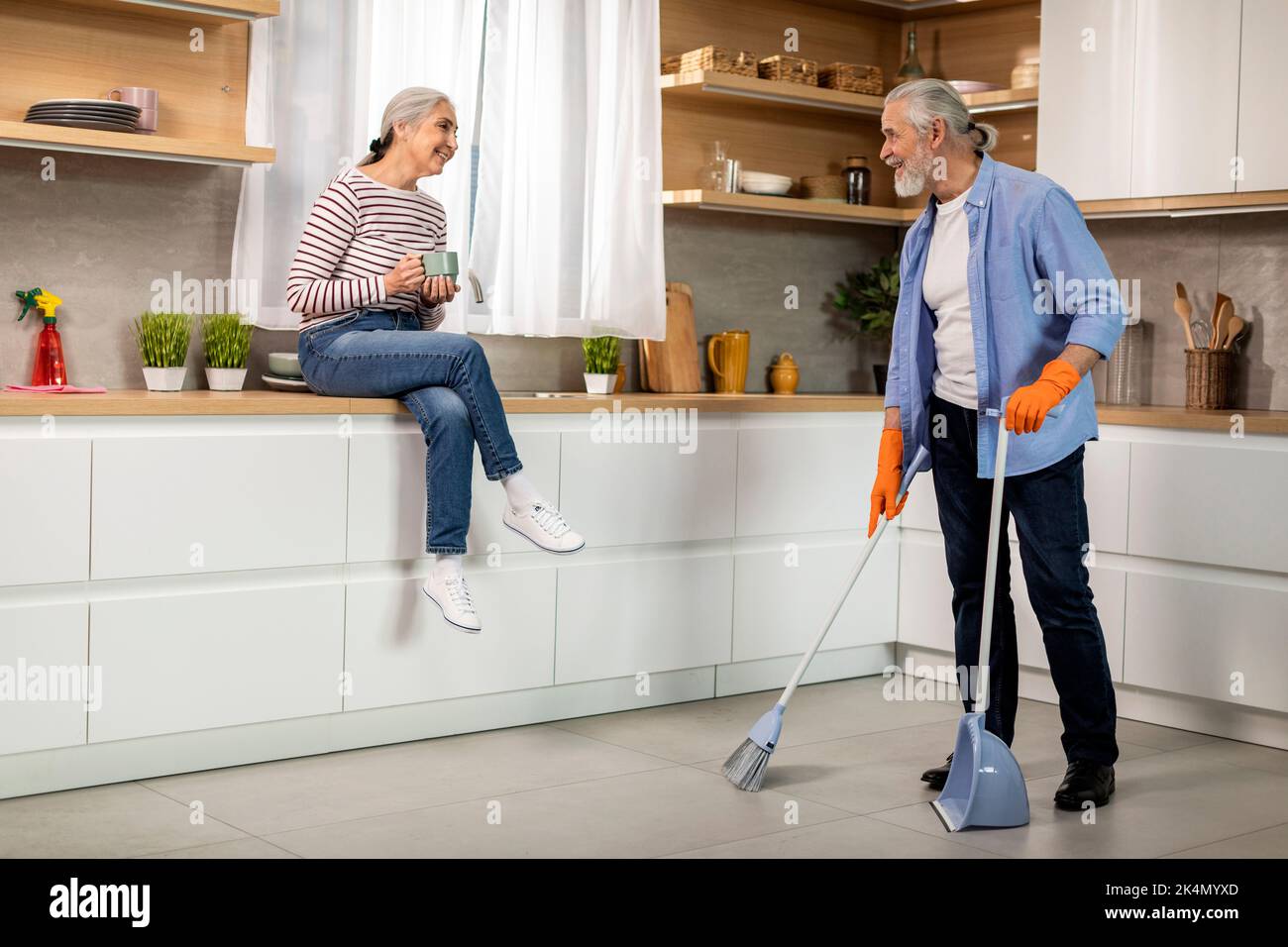 Elderly husband wife cleaning hi-res stock photography and images - Alamy