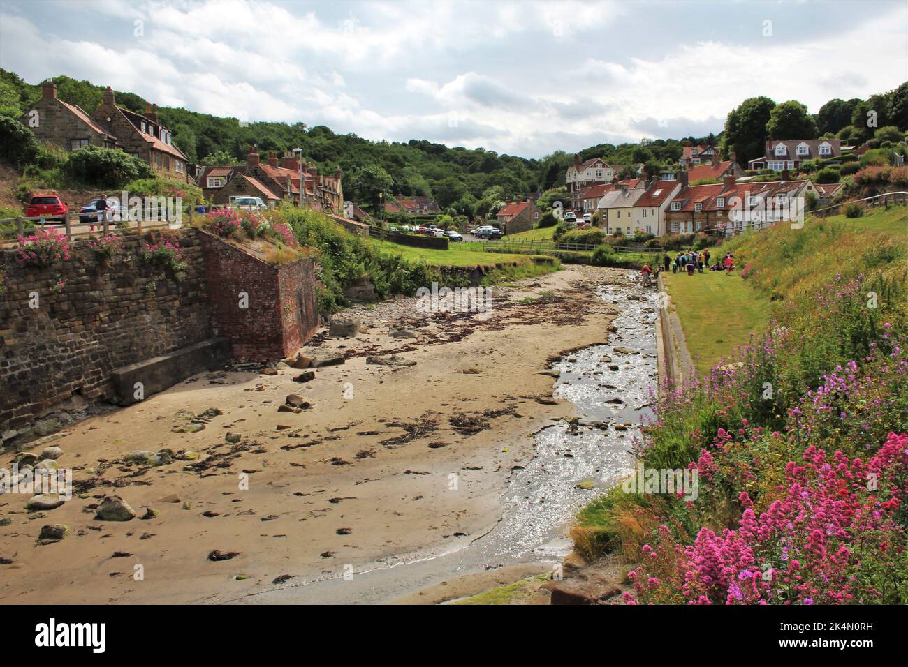 Cottages at sandsend hi-res stock photography and images - Alamy