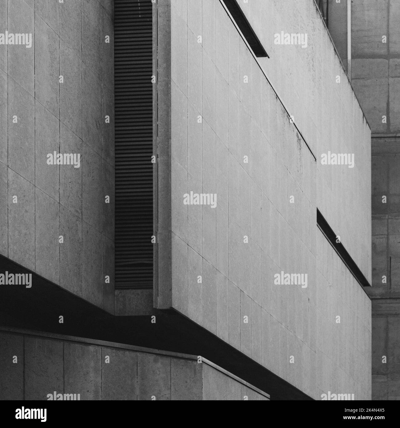 Black walls exterior hi-res stock photography and images - Alamy
