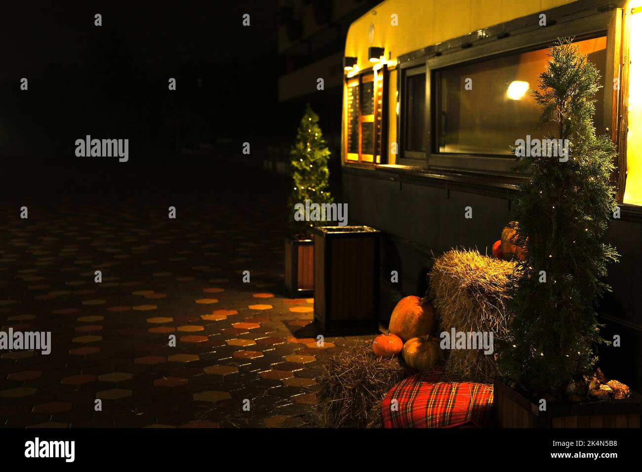 Halloween background with texture orange pumpkins on dark strow stack ...